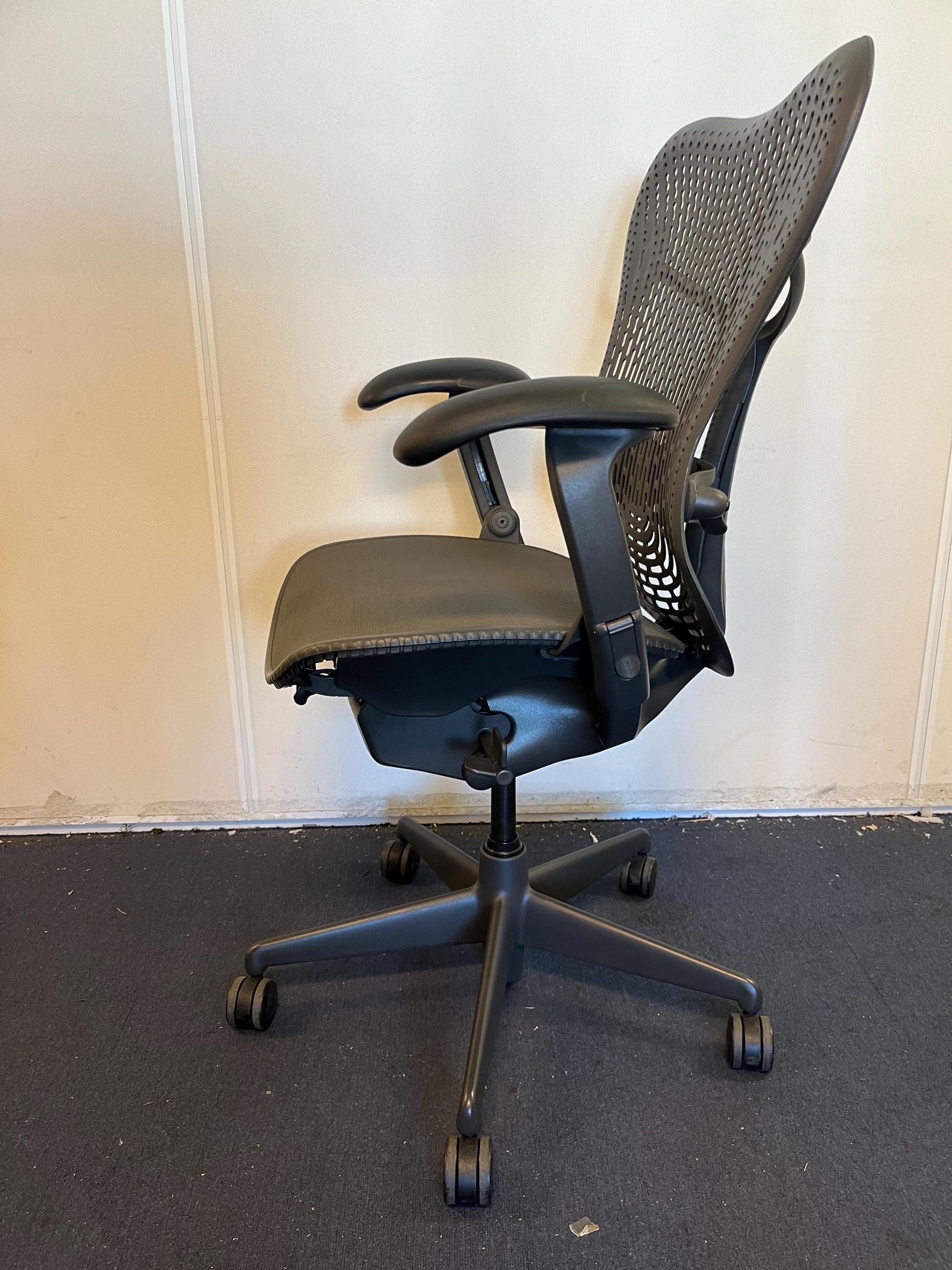 Refurbished Herman Miller Mirra Graphite - Refurbished - Graphite ...