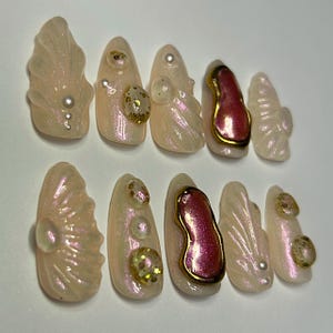 Crème Rose Gold Mermaid Seashell 3D Nail Art Pearls Chrome Gold Flakes Almond Medium Press on ...