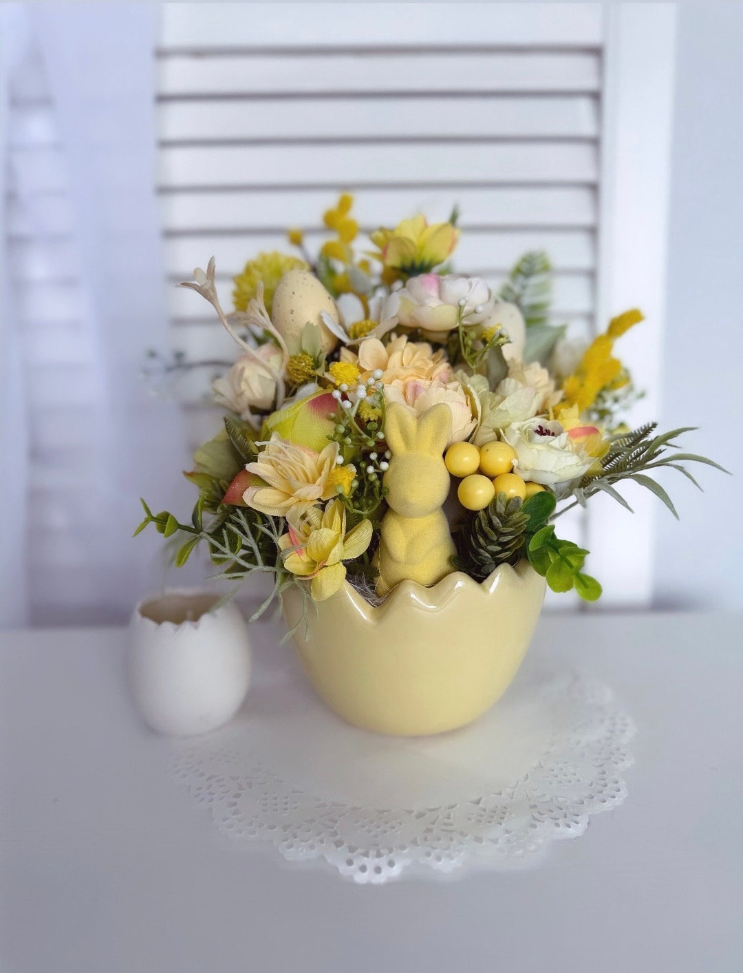 Easter Arrangement. Easter Egg Cracked Shell. Easter Centrepiece ...