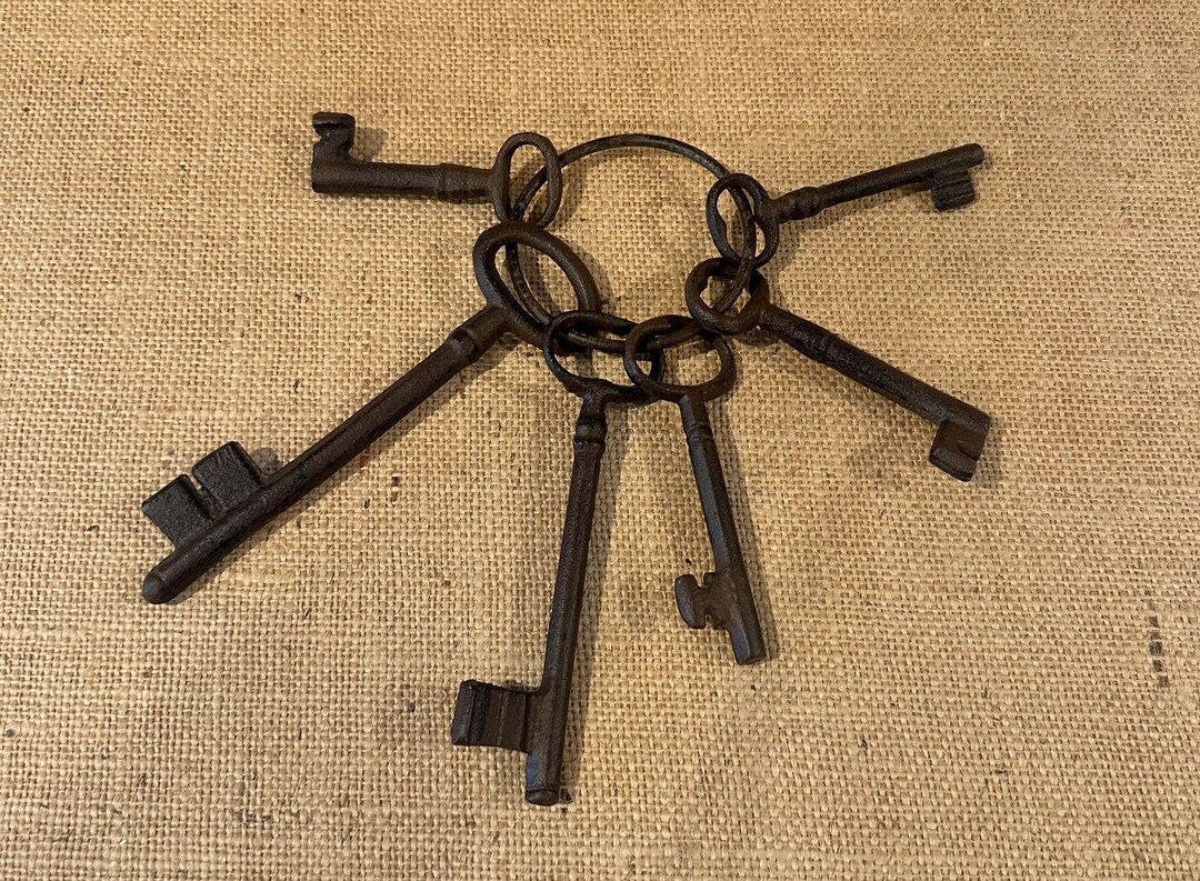 Cast Iron Skeleton Key Ring: Rustic Steampunk Home Decor - Etsy
