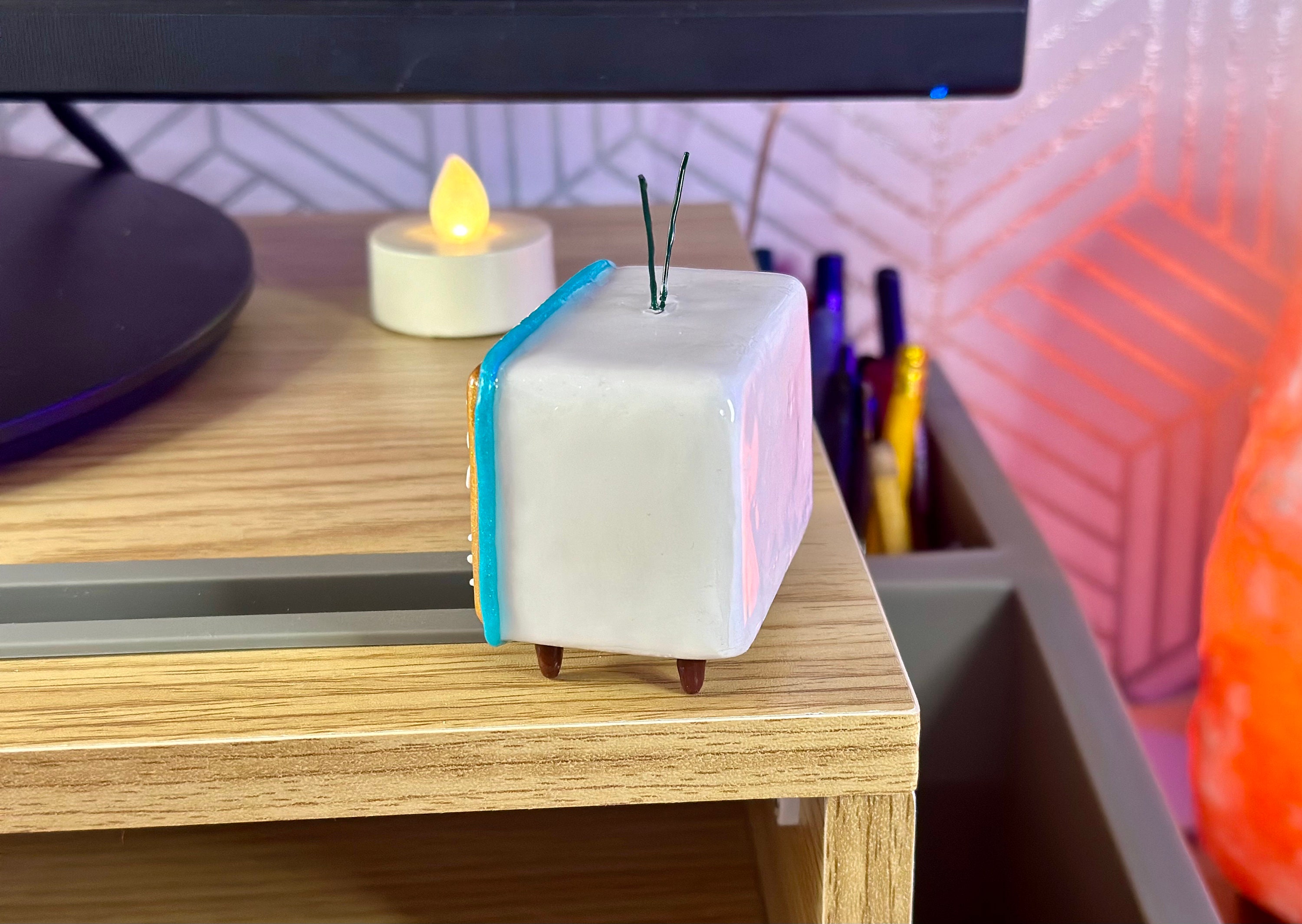 Retro TV Display Box Desk Figurine Polymer Clay Resin Desk Buddy Desk ...