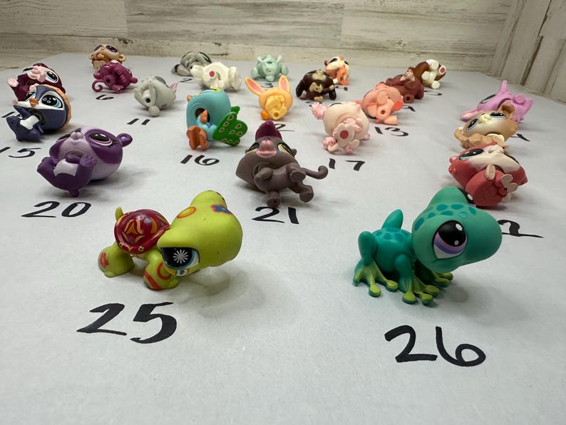 Littlest Pet Shop LPS Figurines Animals Fish Birds Reptiles Colorful ...