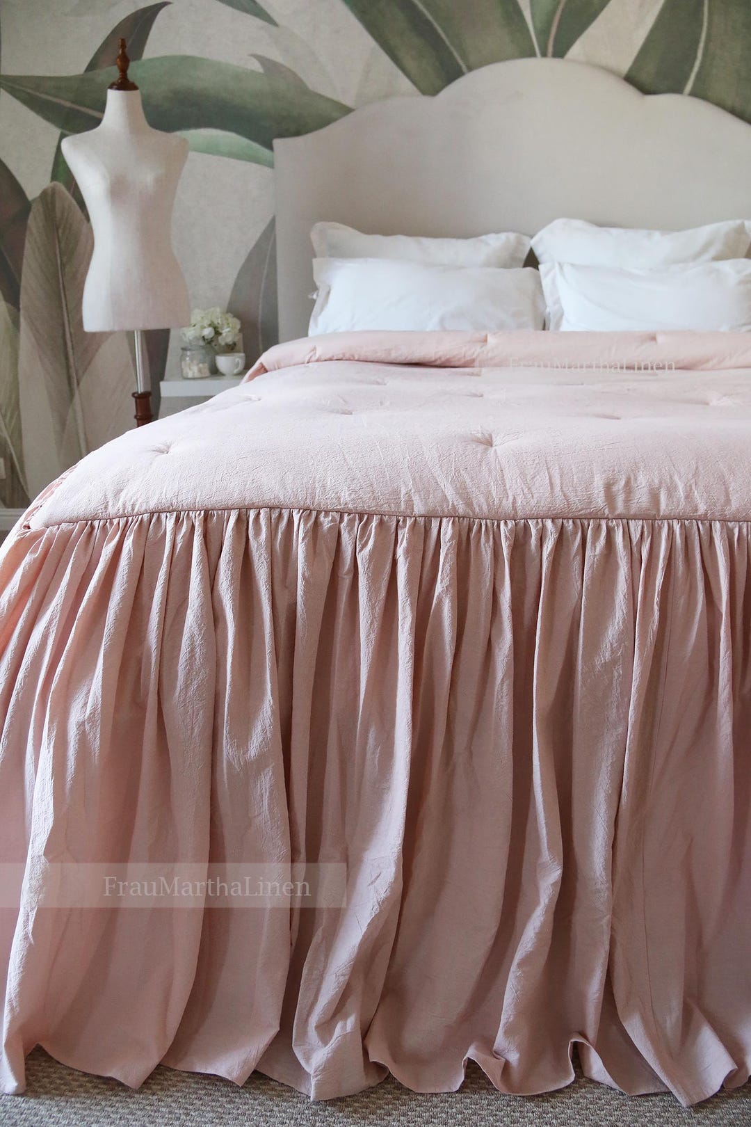 Pink Bedspread With a Fluffy Filling and Divided Corners Made From 100% ...