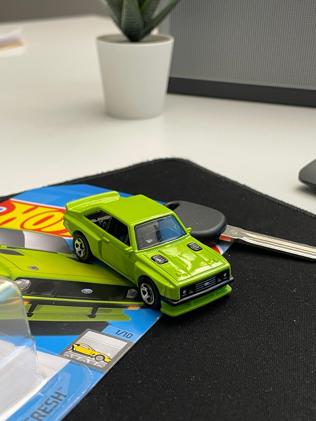 Key Chain With Rings - 1/64 Hot Wheels Ford Escort RS2000 (HTC48-N7C5 ...