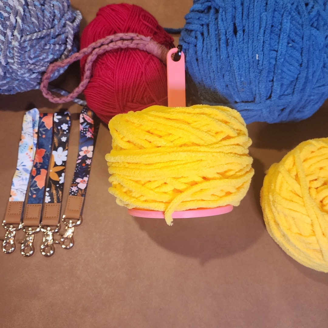Portable Yarn Holder: Crochet Wristlet Yarn Spinner - Etsy