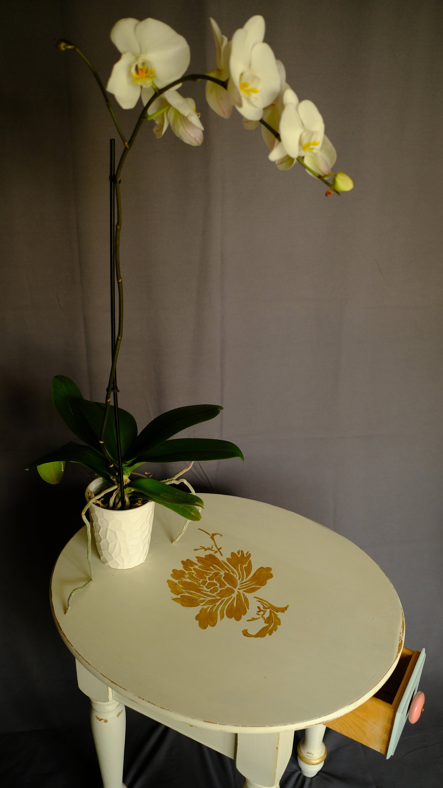 Vintage-inspired White Table With Floral Details and Drawer - Charming ...
