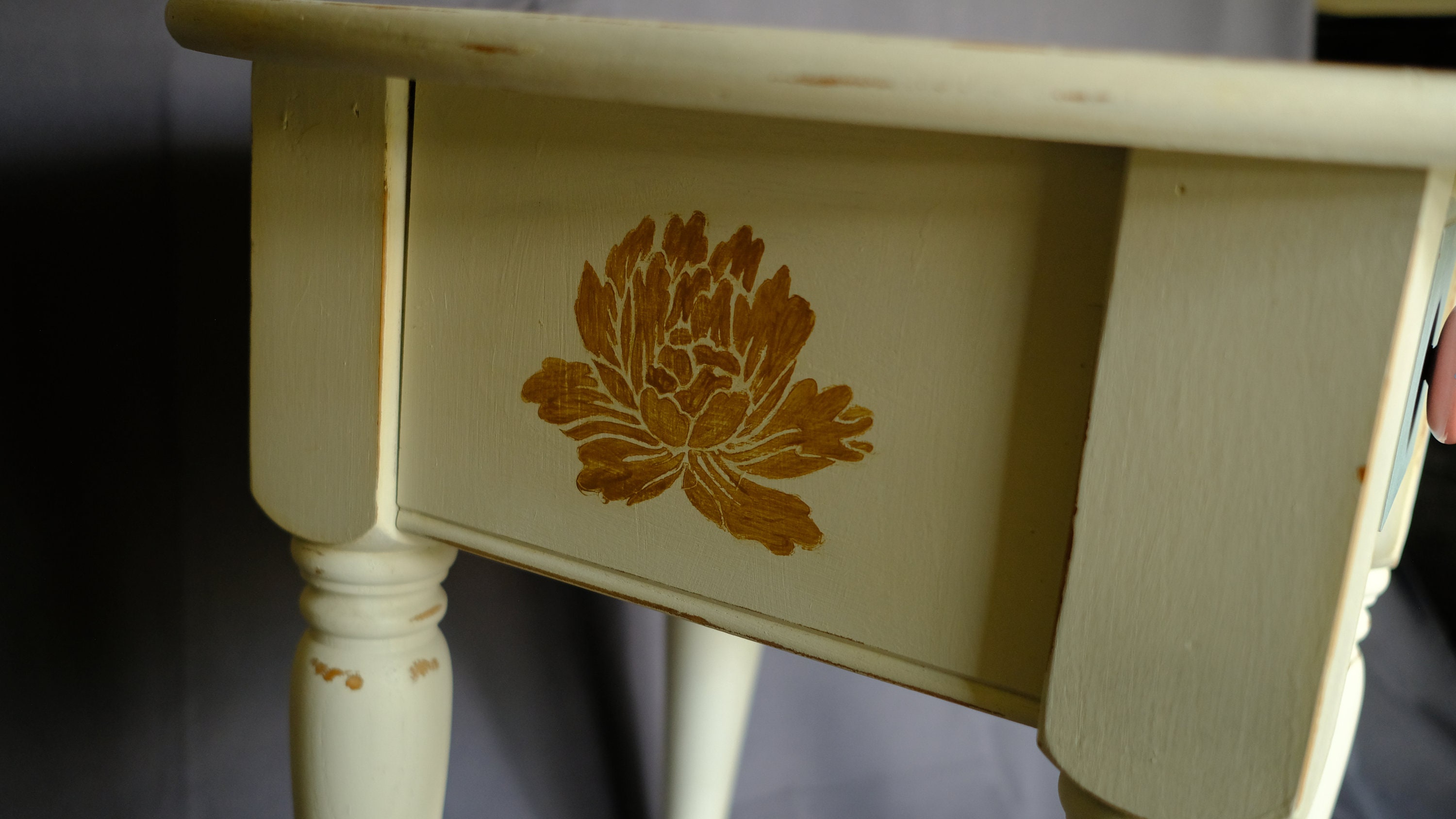 Vintage-inspired White Table With Floral Details and Drawer Charming ...