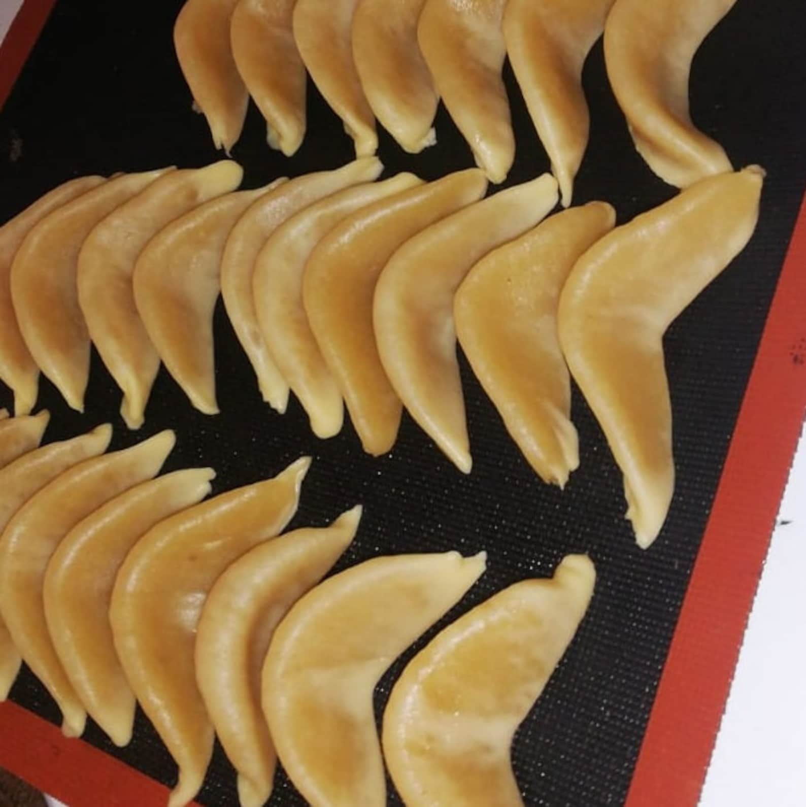 Moroccan Sweets ,almond Cookies - Kaab El Ghazal-gazelle Horns ...