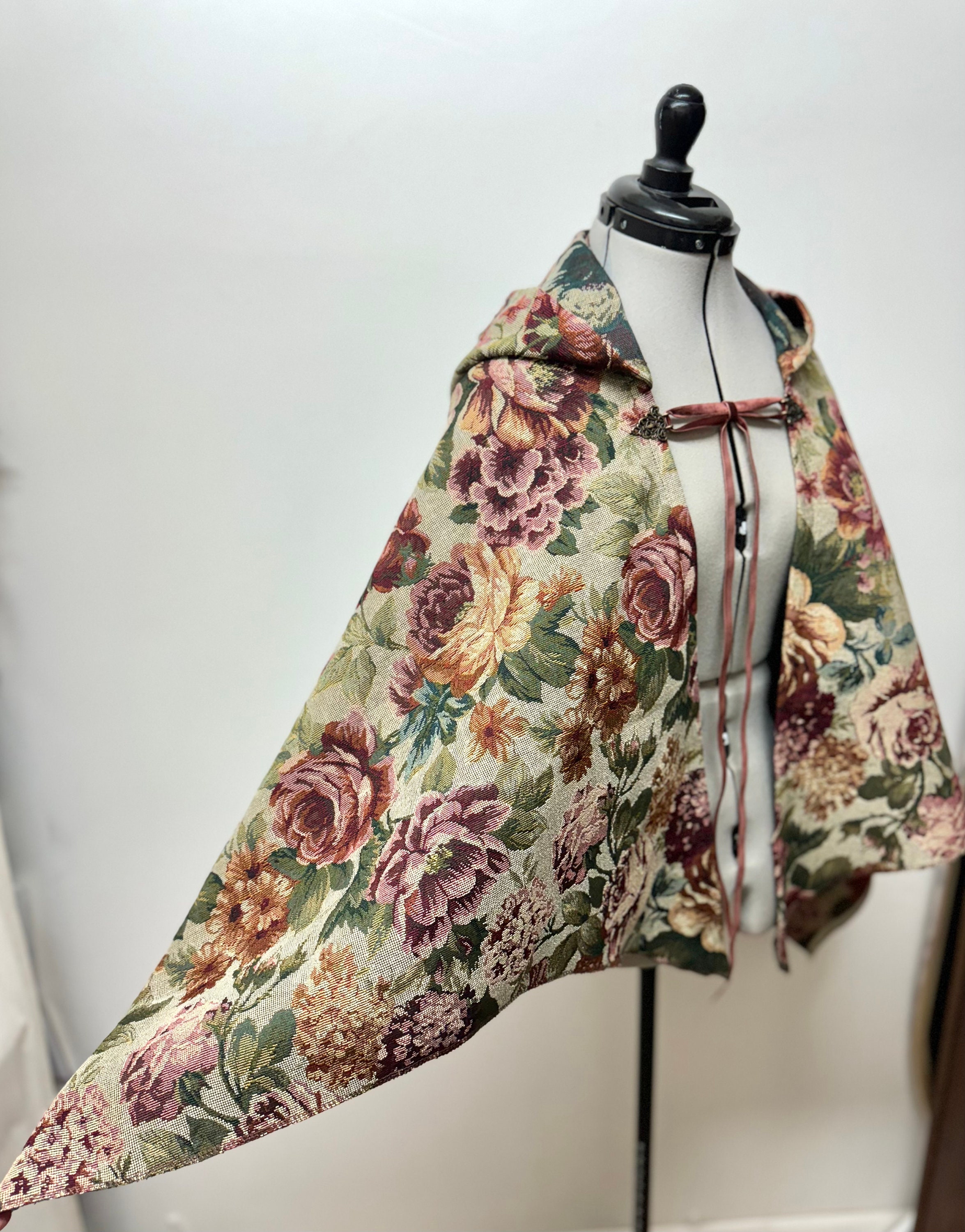High Quality, Garden Rose Design, Tapestry Fae Renaissance Cape With ...