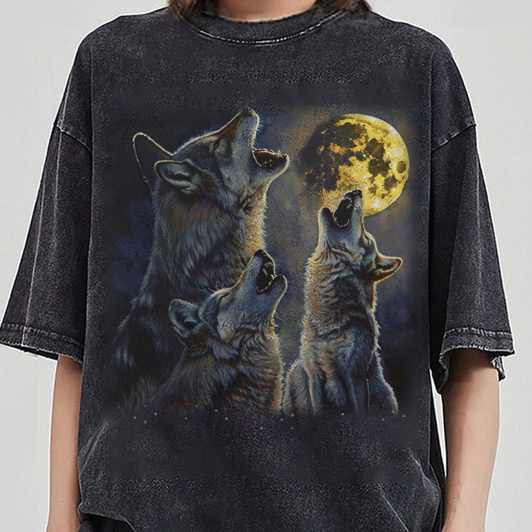 Three Wolves Howling in Moonlight Classic T-shirt, Retro Wolf 90s Moon ...