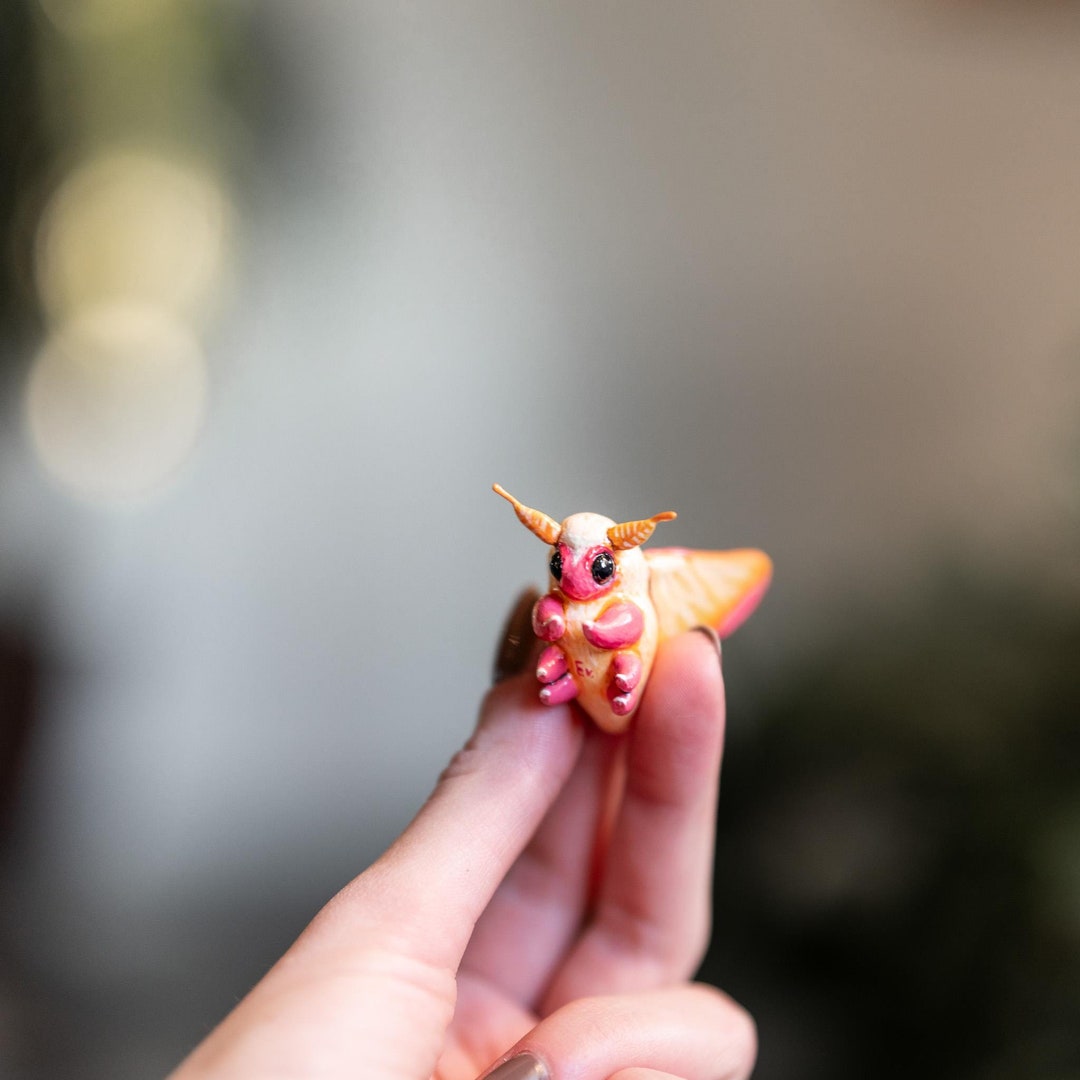 Mini Rosy Maple Moth - Polymer Clay Skulptur, kleine Motten Skulptur ...
