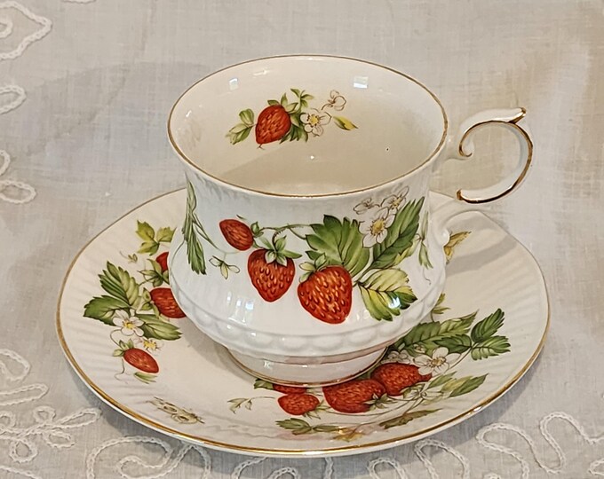Vintage Queens Rowina Virginia Strawberry Bone China Teacup and Saucer ...