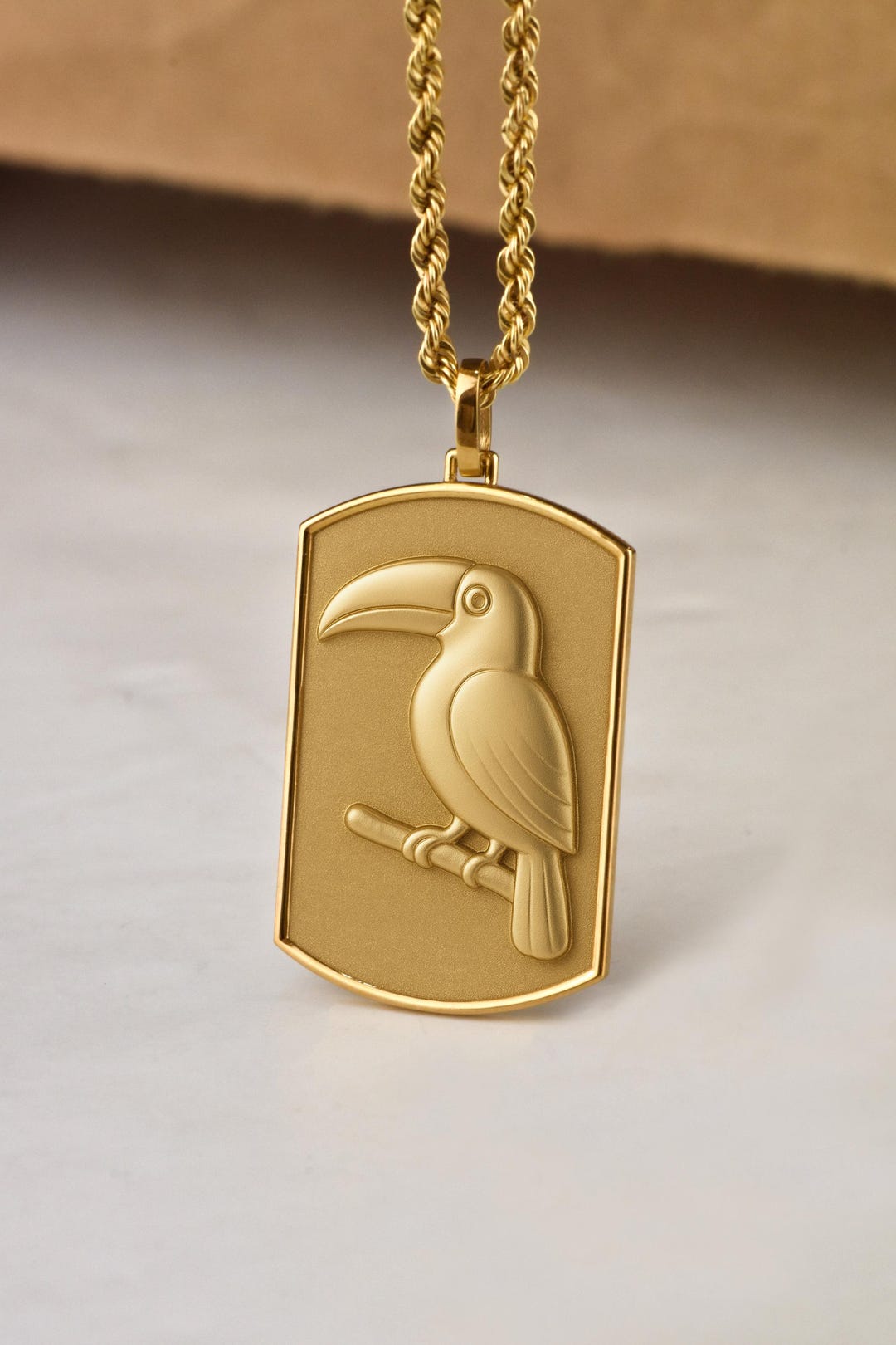 14K Gold Tucan Dog Tag Halskette, Gravur tropischer Vogel Anhänger ...
