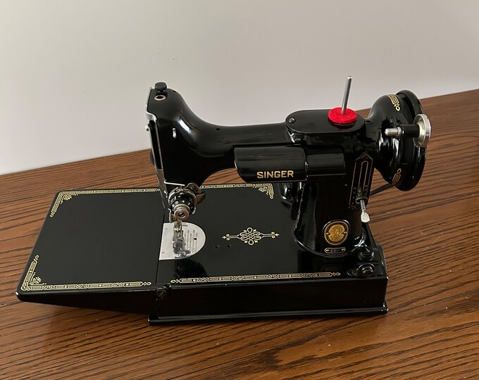 Exquisite 1953 Singer Featherweight 221 Sewing Machine - Serial ...