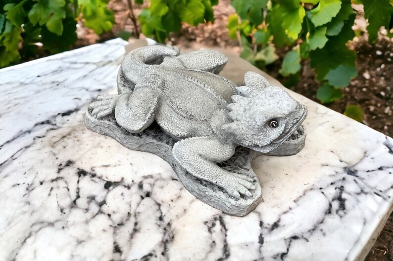 Cement Lizard Sculpture Realistic Horned Lizard on Base Statue Great ...