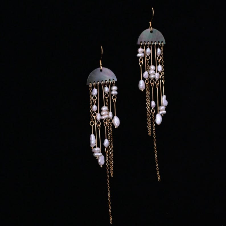 Pendientes de medusa, concha negra natural y perla, borla larga dorada ...