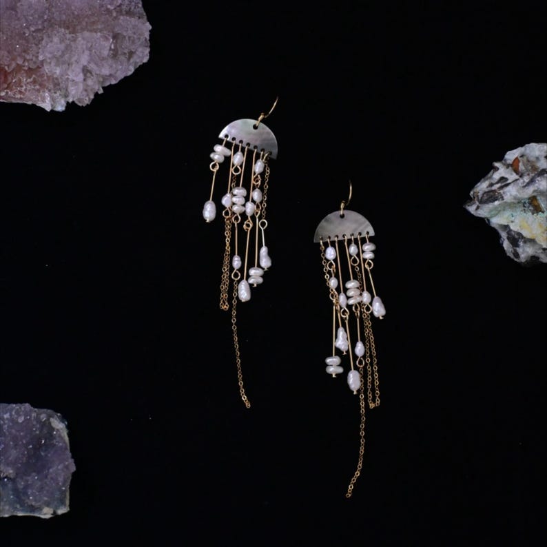 Pendientes de medusa, concha negra natural y perla, borla larga dorada ...