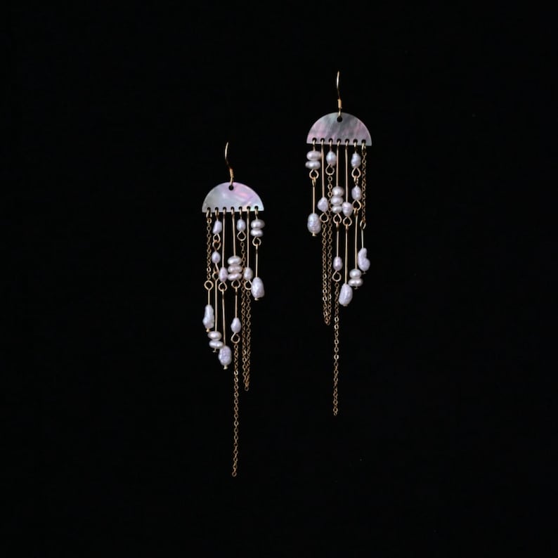 Pendientes de medusa, concha negra natural y perla, borla larga dorada ...