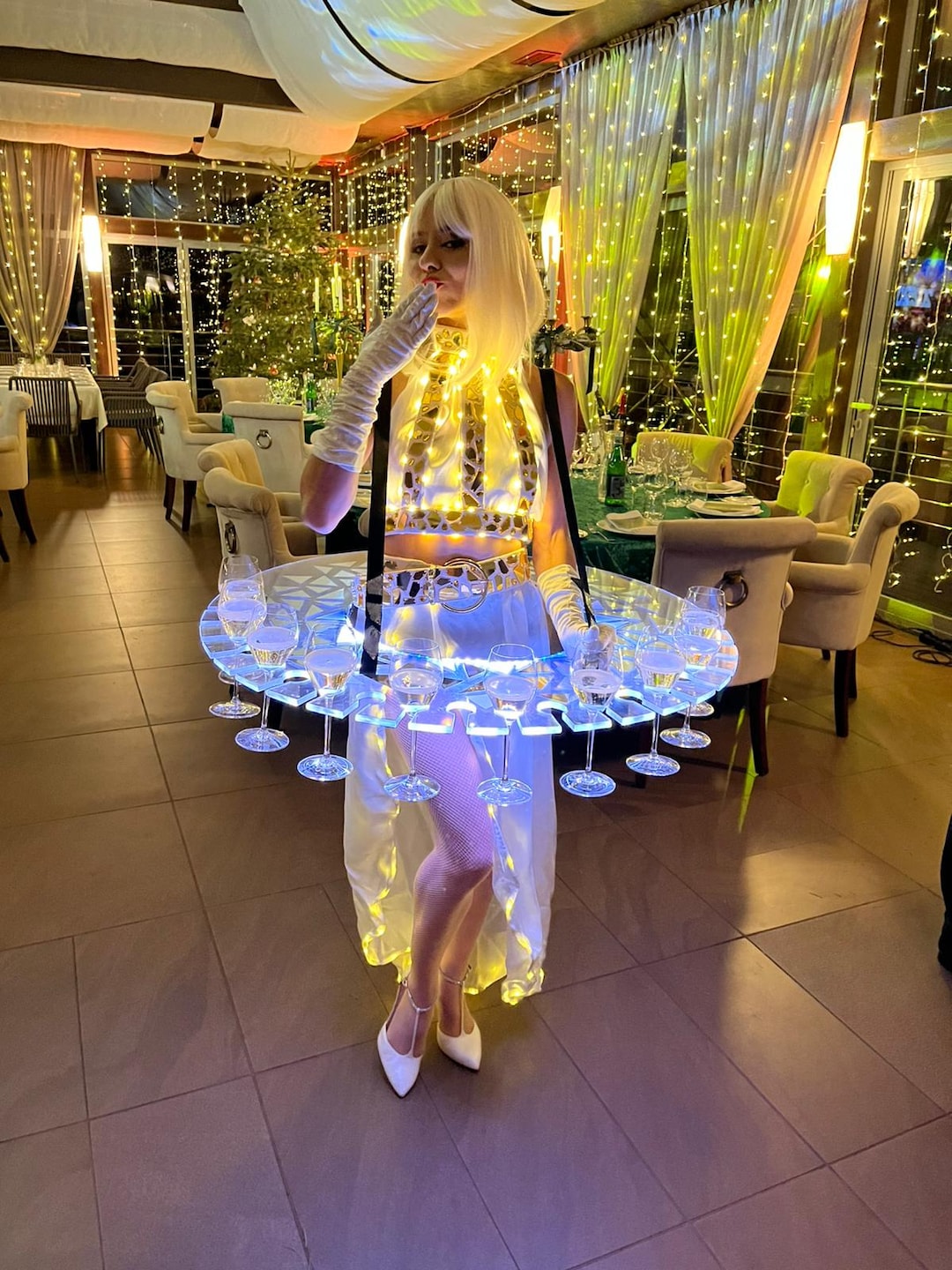 Welcome Drink Lady/glowingtable/champagnedress/cocktaildresstable ...