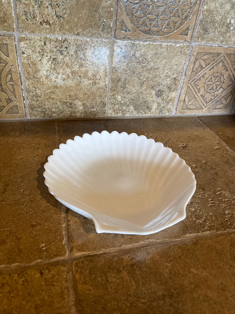 Arcoroc Coquillage Milk Glass Shell Plate Set (11) - Etsy