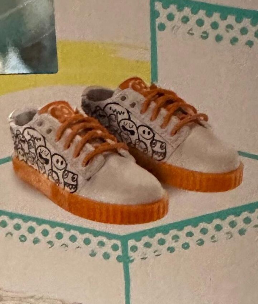 Miniverse Make It Mini Sneakers Doodle Crew Collection Series 1 Yellow ...