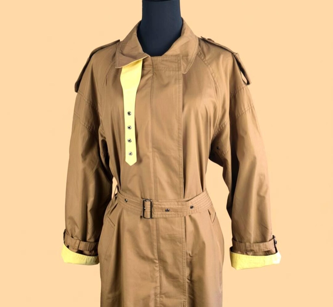 Trench coat clássico: vintage anos 80, bege e marrom, com cinto ...