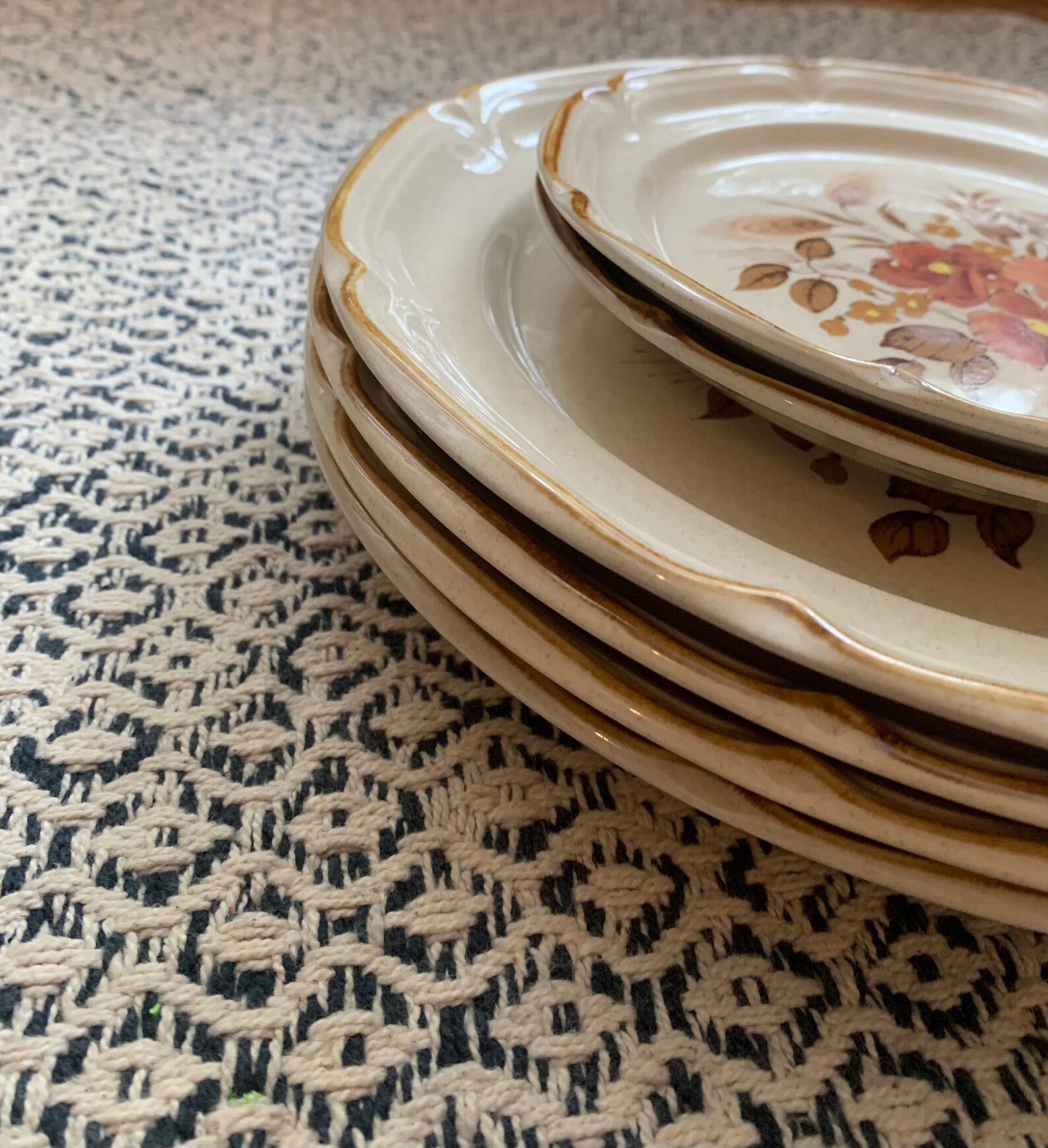 International Endura Collection Plates, Pink and Red Retro Floral ...