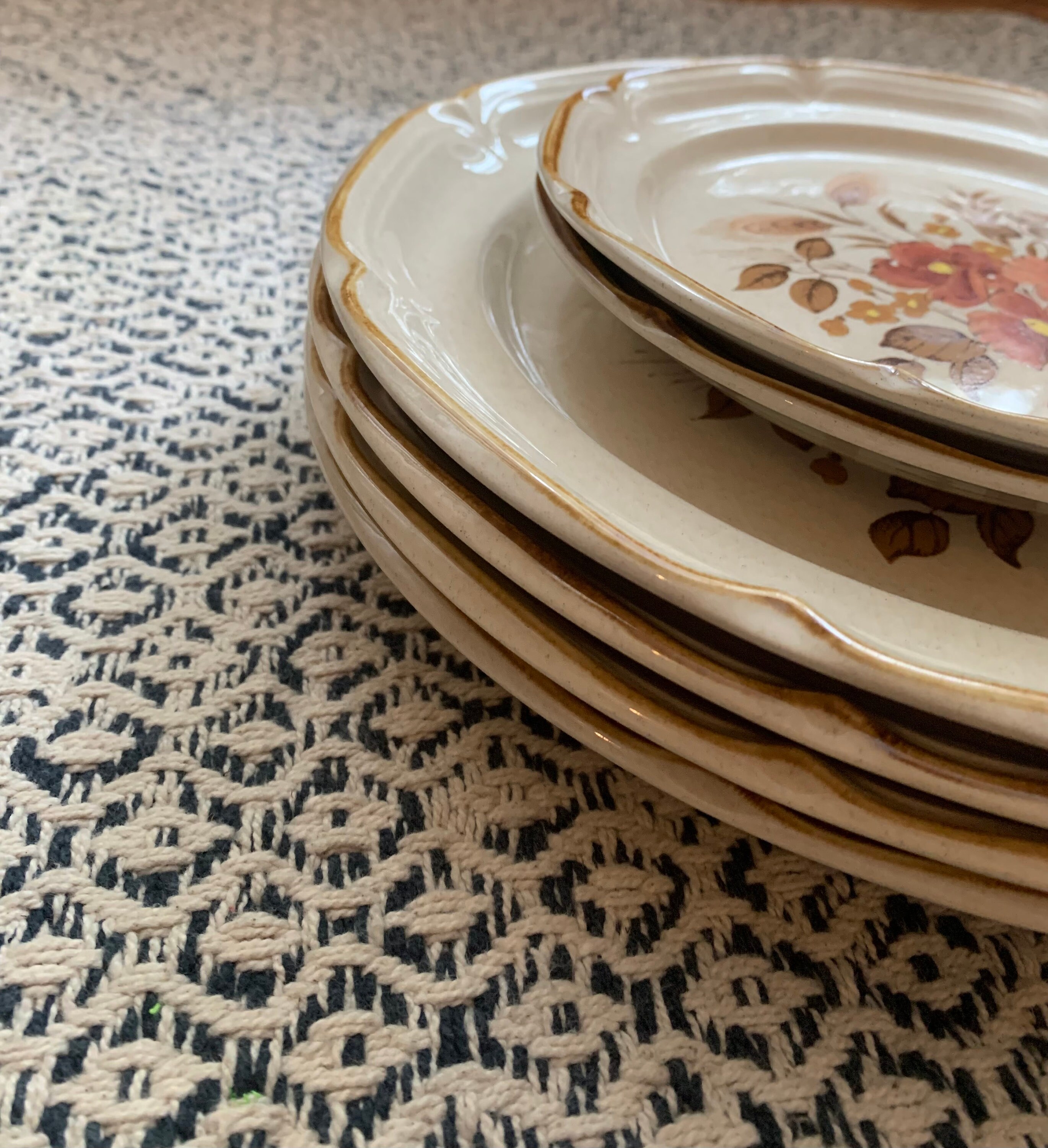 International Endura Collection Plates, Pink and Red Retro Floral ...