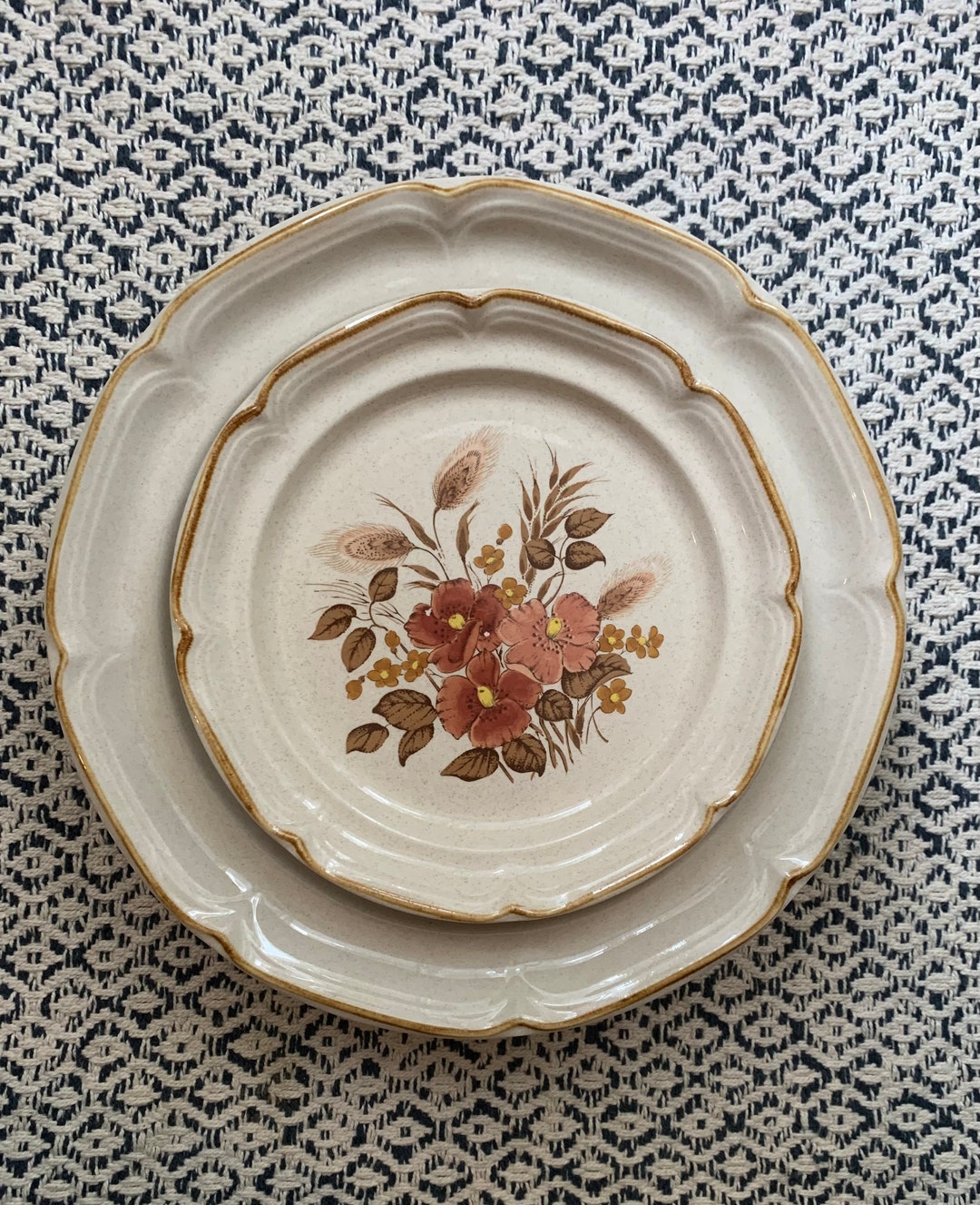 International Endura Collection Plates, Pink and Red Retro Floral ...