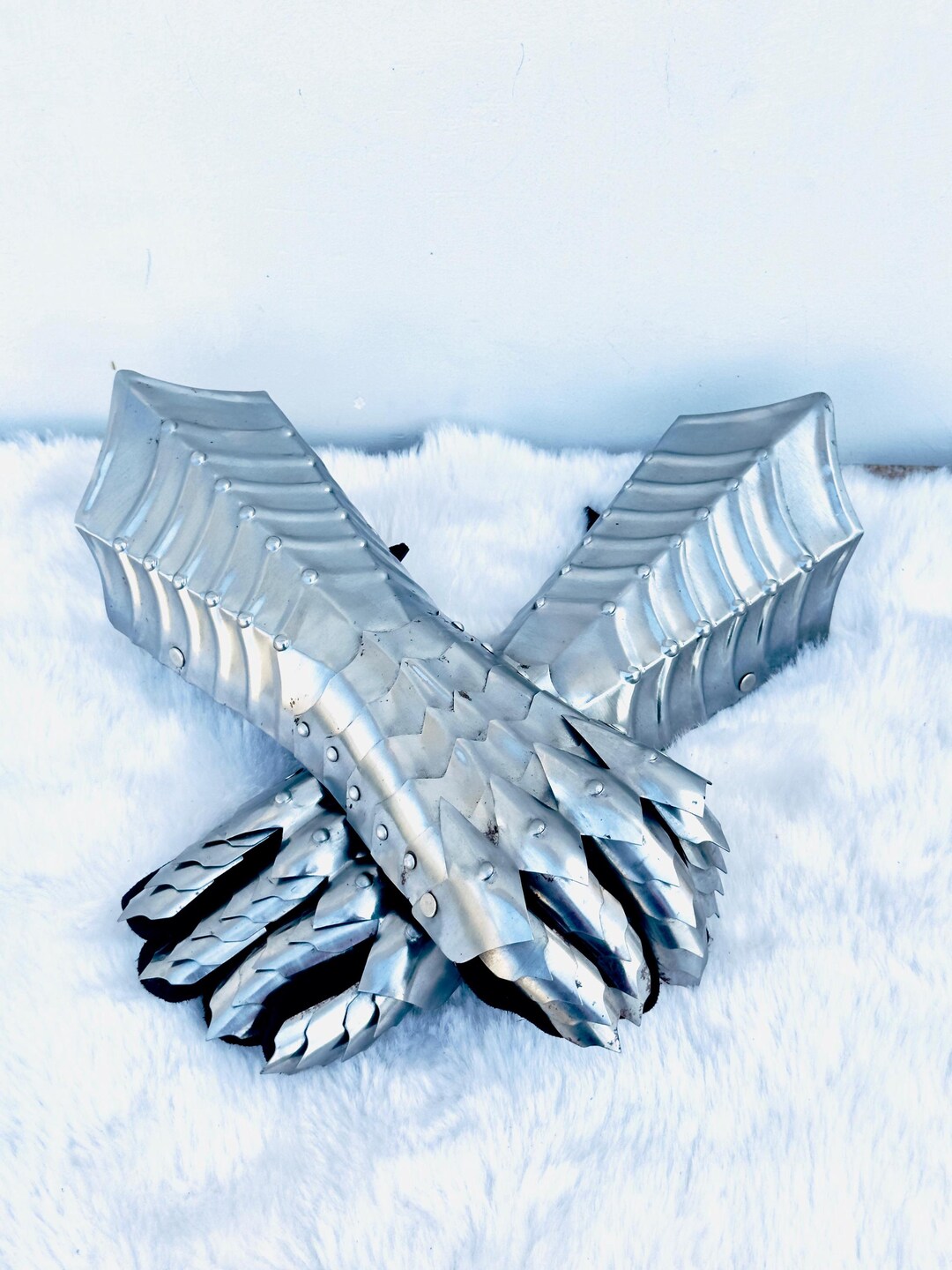 Nazgul-inspired Etched Gauntlet Gloves, Drake Knight Gauntlets ...