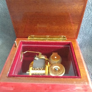 Vintage Italian Music Box. Red Enamelled With Inlaid Floral Burlwood ...