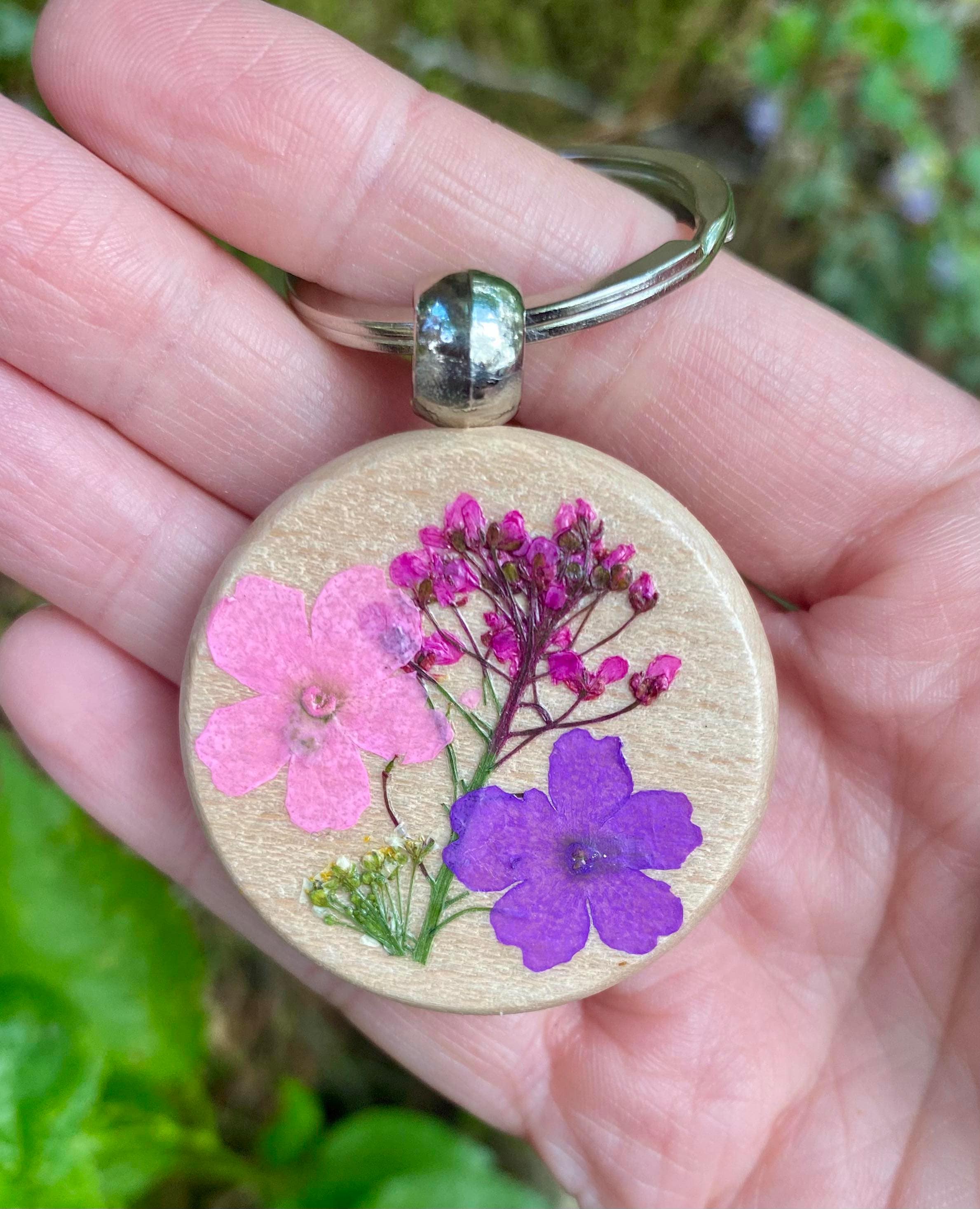 Reversible Pressed Flower Daisy and Statice Artwork on Wooden Keychain ...