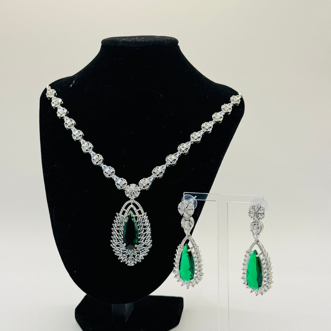 Royal Emeralds and Diamonds Set Majestic Elegance in Indian Jewelry ...