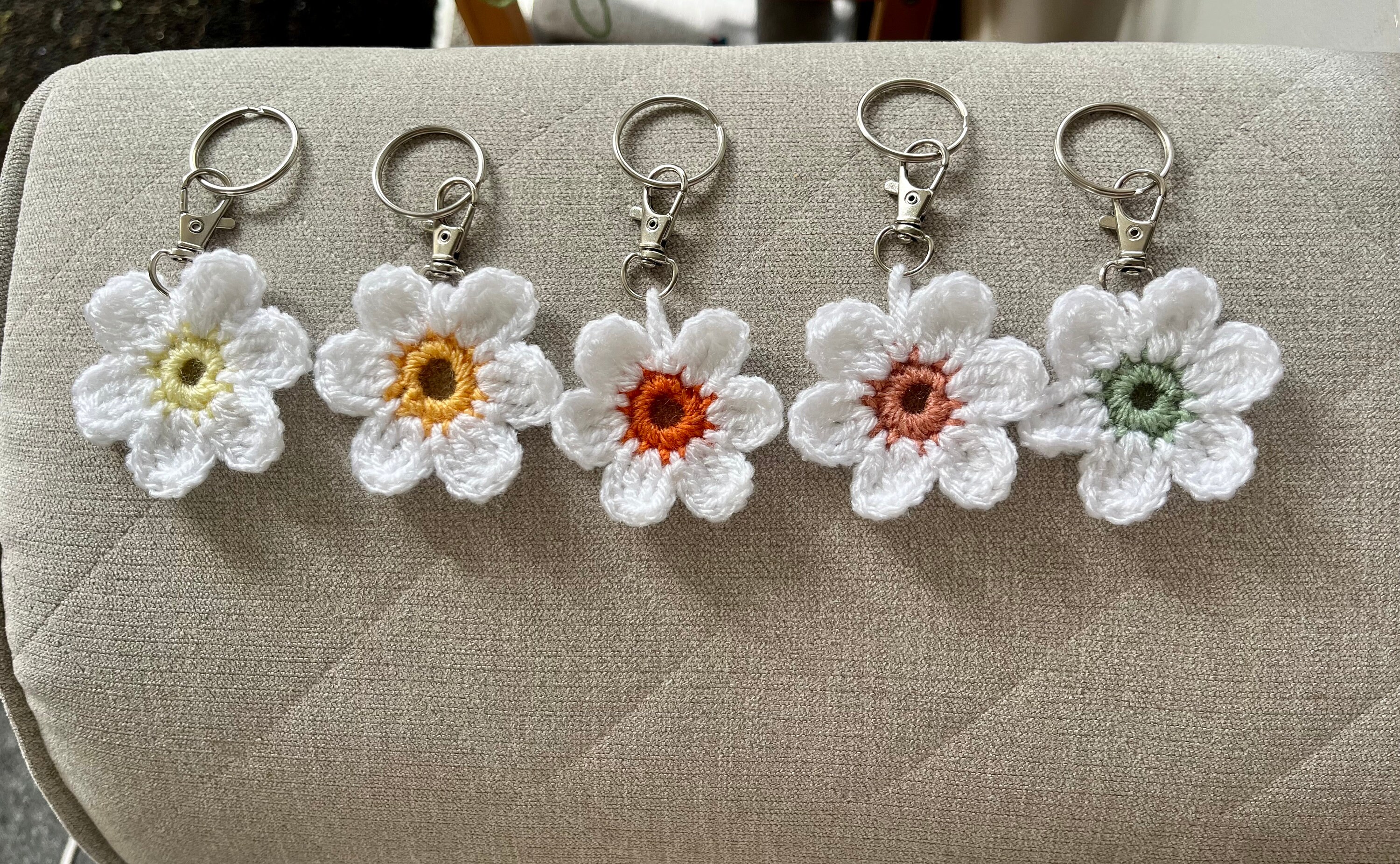 Daisy Keyring, Daisy Keychain, Flower Keychain, Crochet Daisy Keyring ...