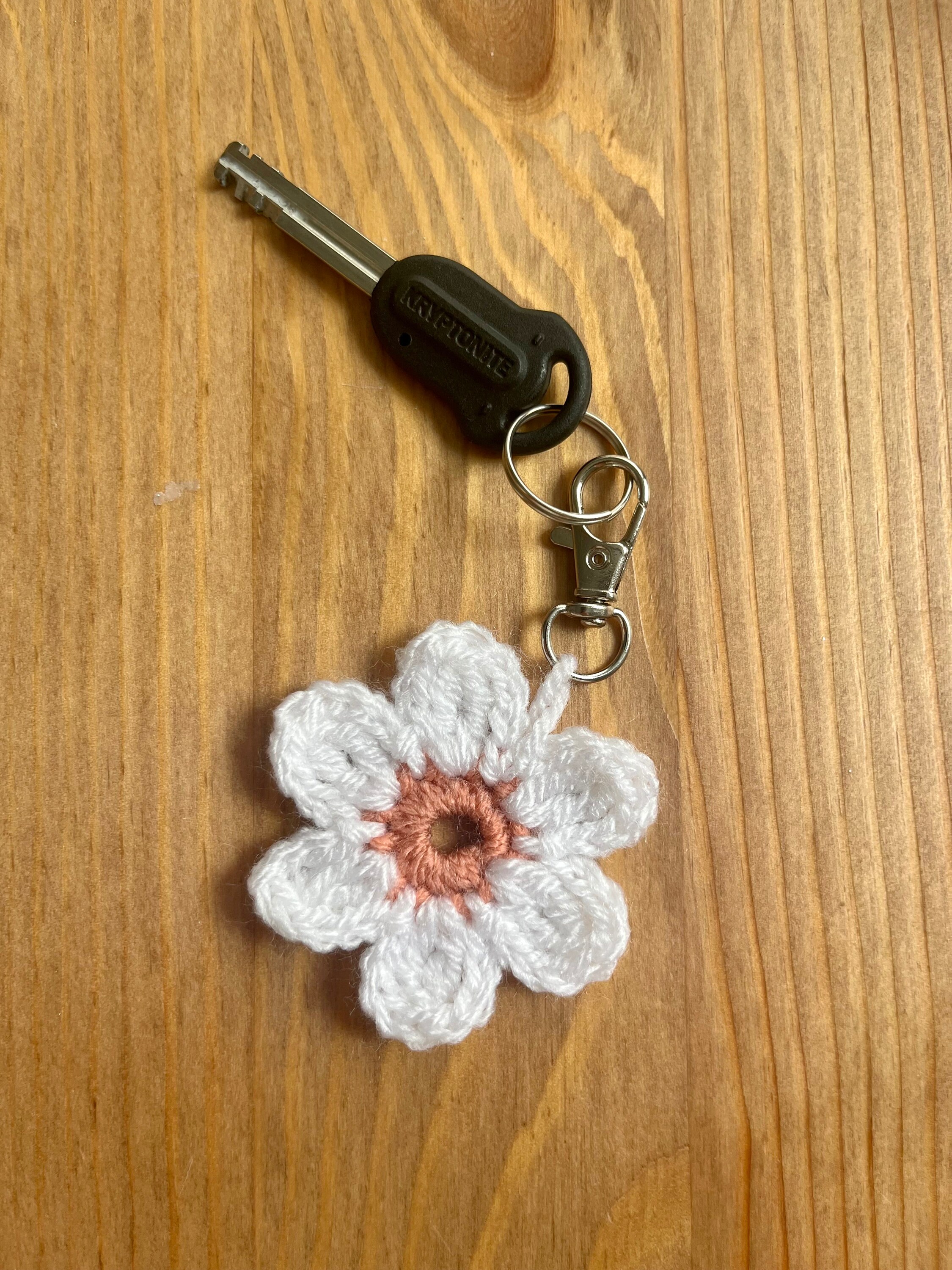 Daisy Keyring, Daisy Keychain, Flower Keychain, Crochet Daisy Keyring ...