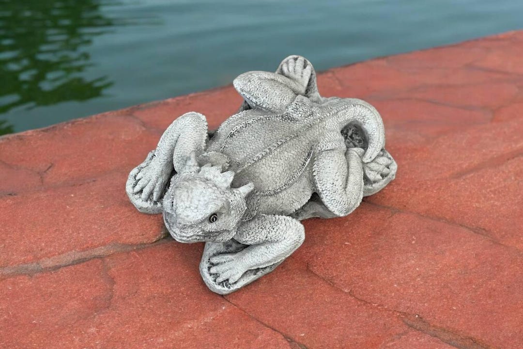 Horned Lizard on Base Statue Concrete Massive Lizard Figure Cement ...