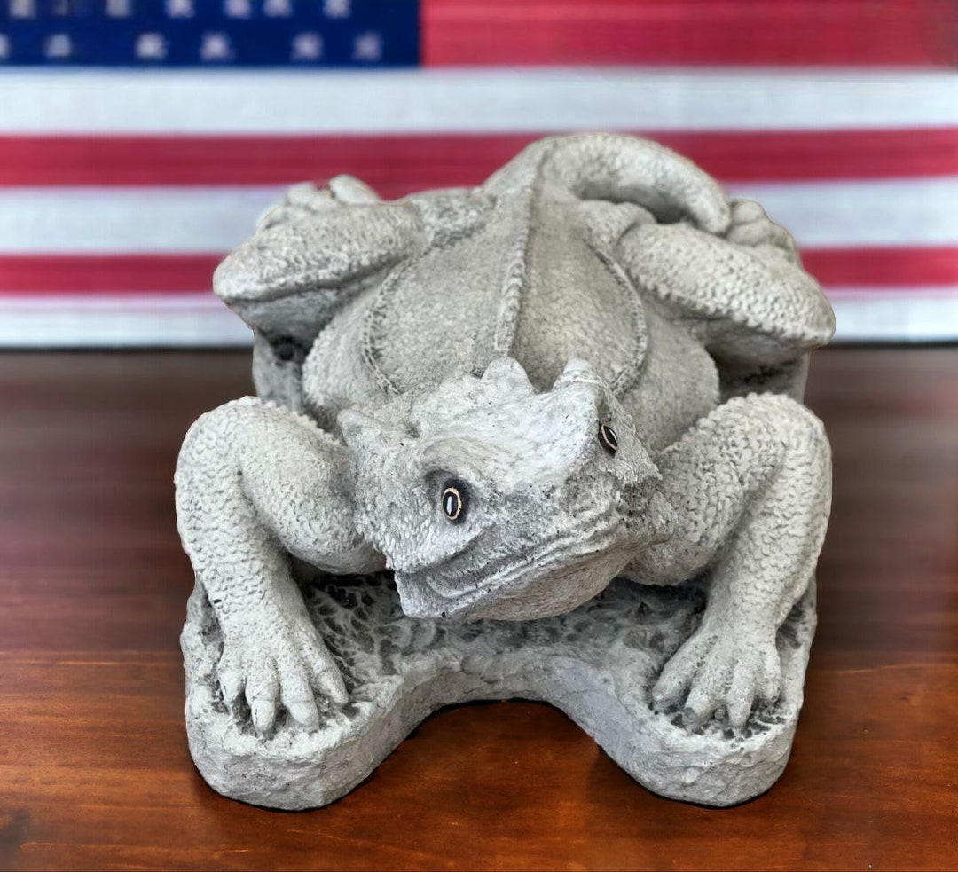 Concrete Lizard on Base Figure Sitting Lizard Statue Outdoor Animal ...