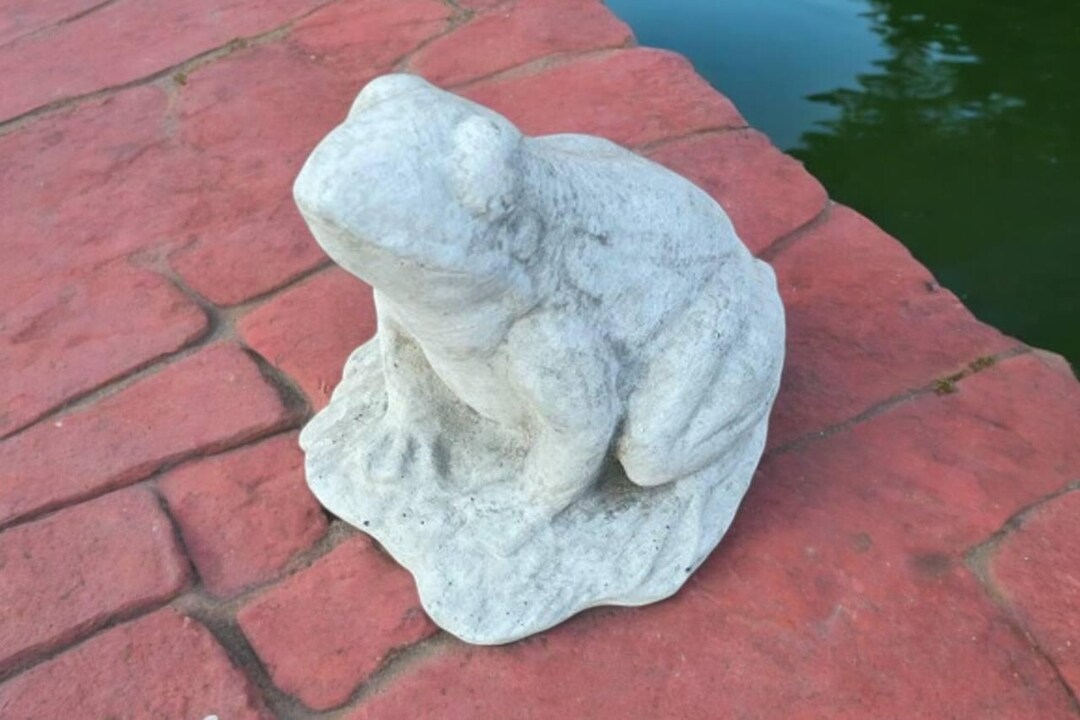 Upright Frog Figure Smooth Skin Frog Figurine Sitting Toad Statue Wild ...