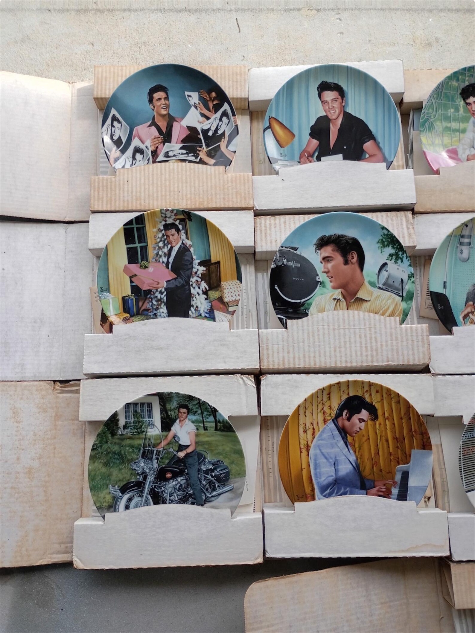 Complete Set of 16 Delphi Elvis Presley Plates “looking at a Legend”new ...