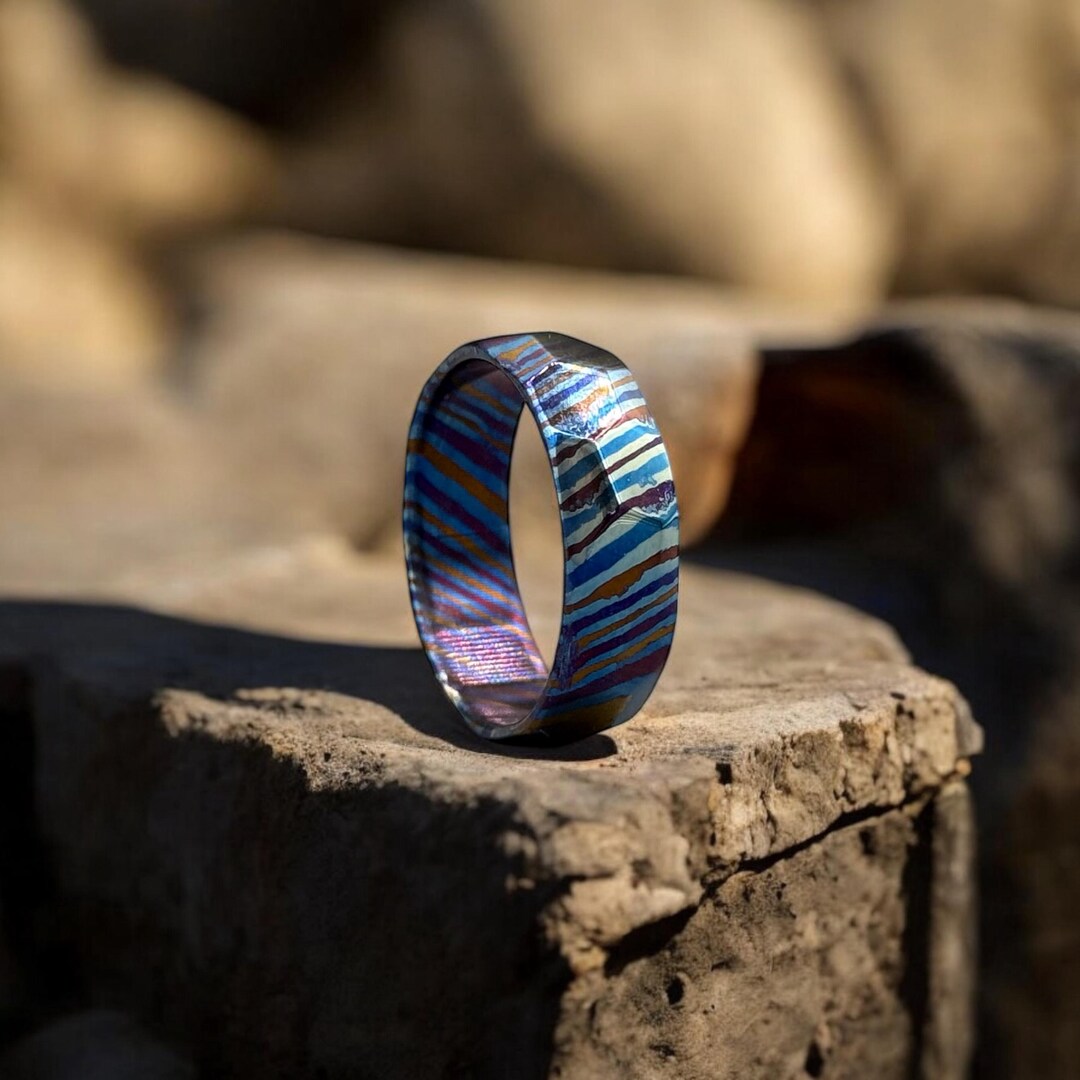 Hammered Timascus Ring for Men – Colorful Wedding Band, Rainbow Finish ...