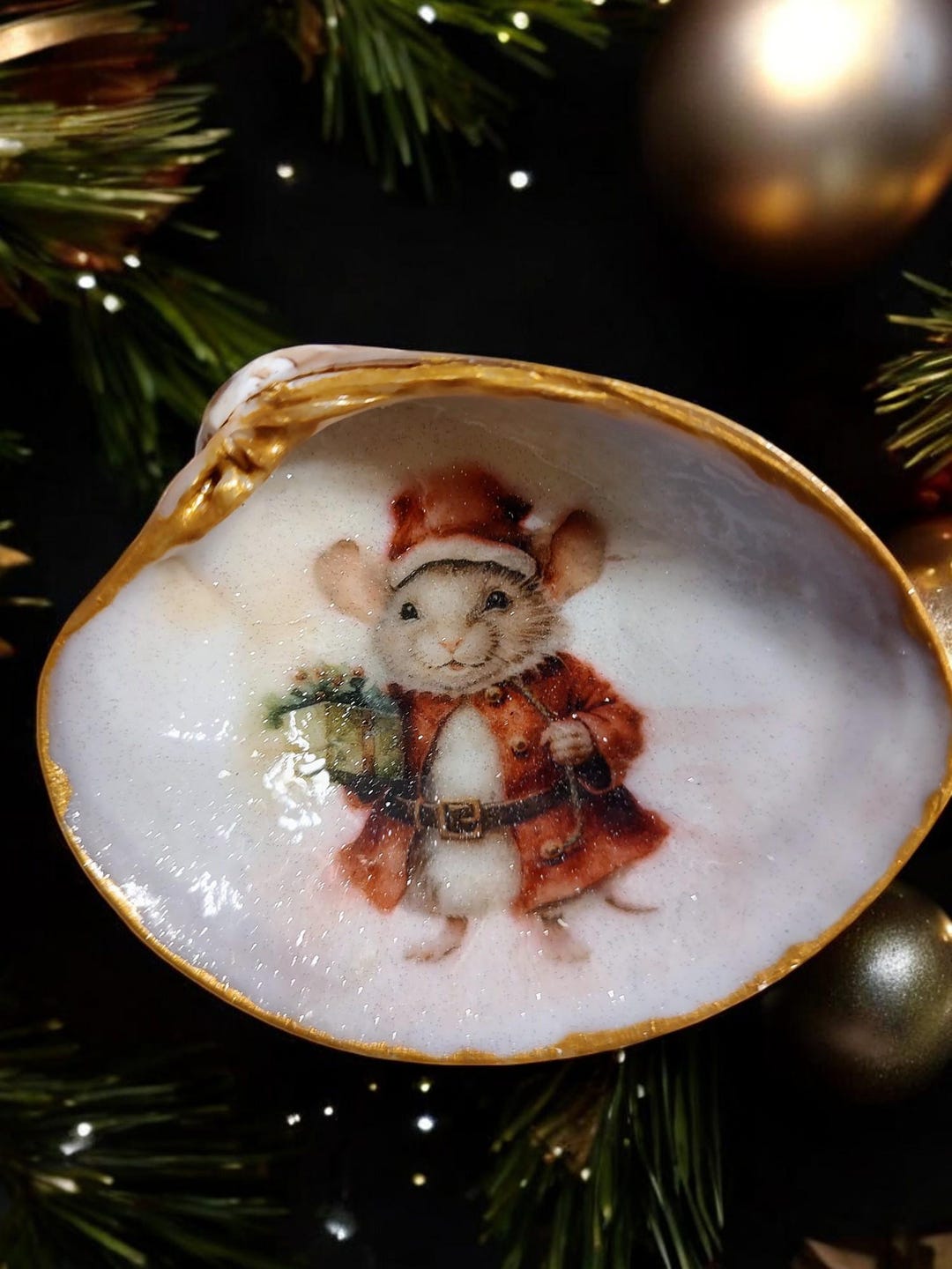 Vintage Inspired Clam Shell Decopauged With a Vintage Christmas Mouse ...