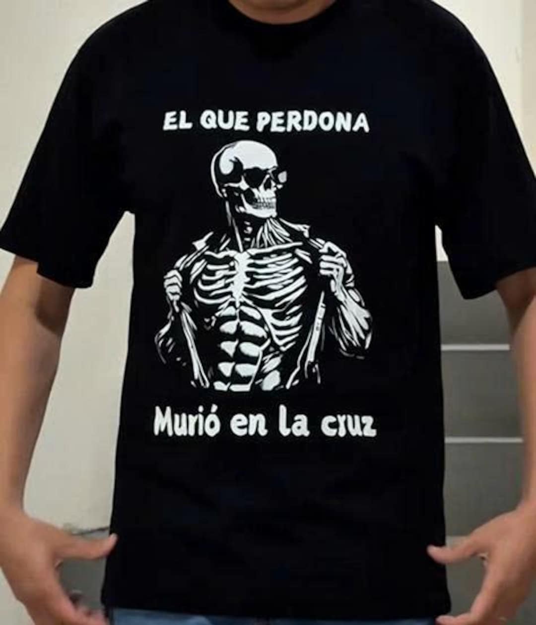El Que Perdona Murió En La Cruz Graphic Shirt, Chidas Gym Hoodie, Funny ...