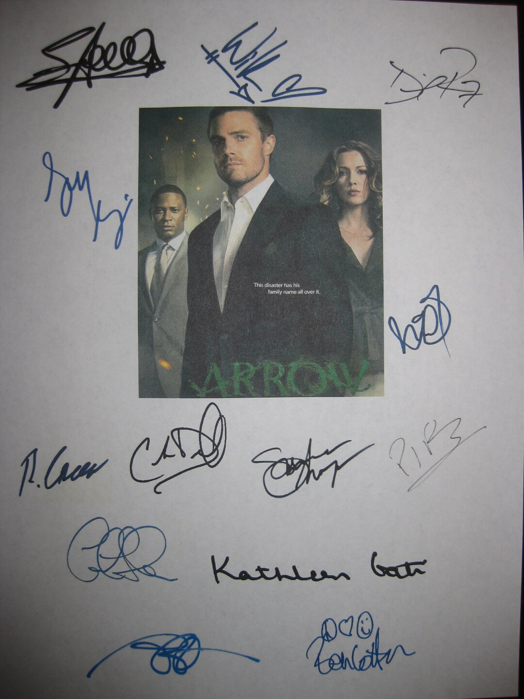 Arrow Signed TV Script Screenplay Autographs X13 Stephen Amell Katie ...