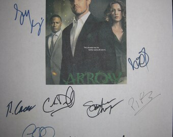 Arrow Pilot Episode TV Script Signed Autographs: Stephen Amell, Katie ...