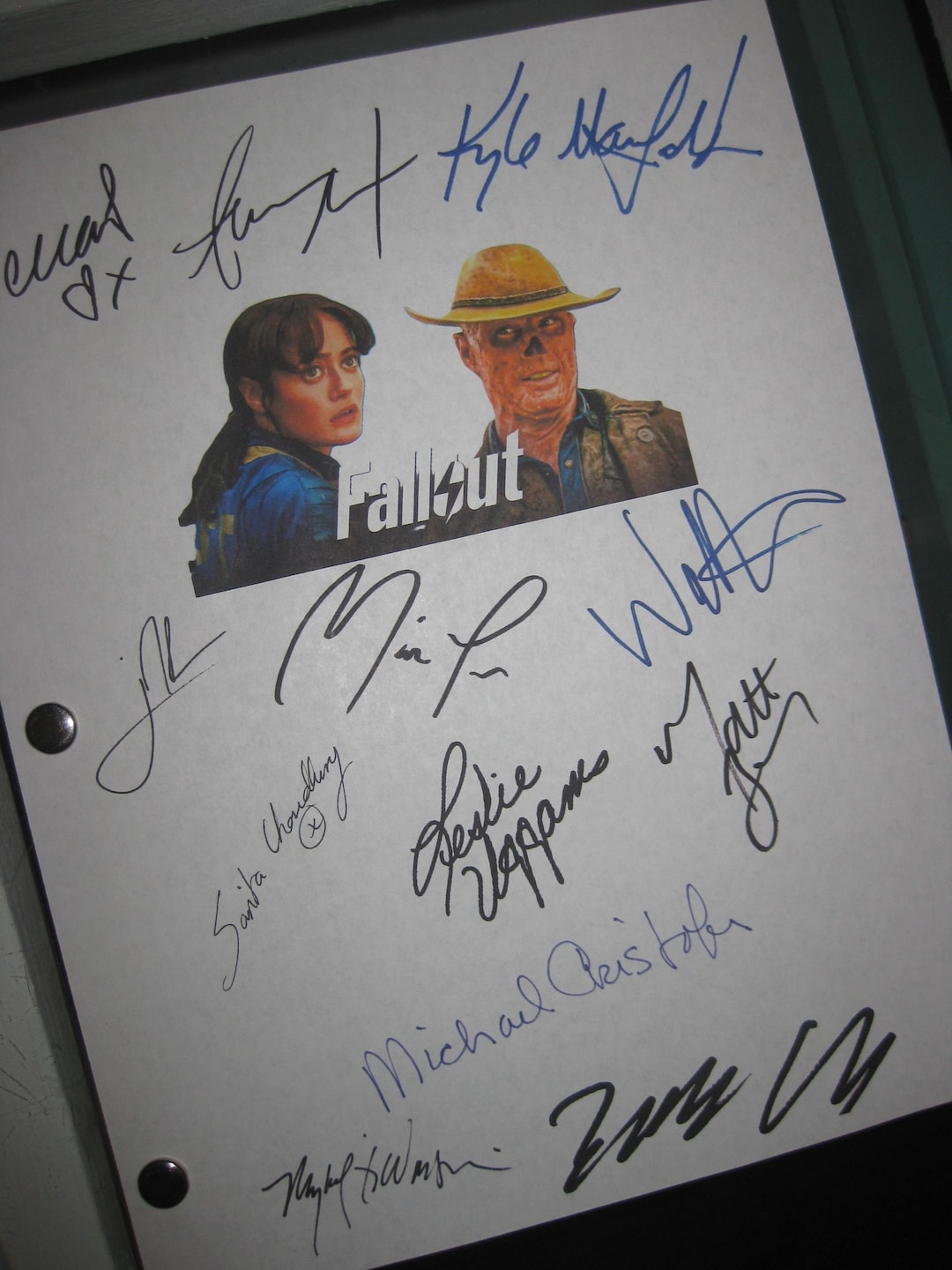 Fallout Signed TV Pilot Script Screenplay X12 Autographs Ella Purnell ...