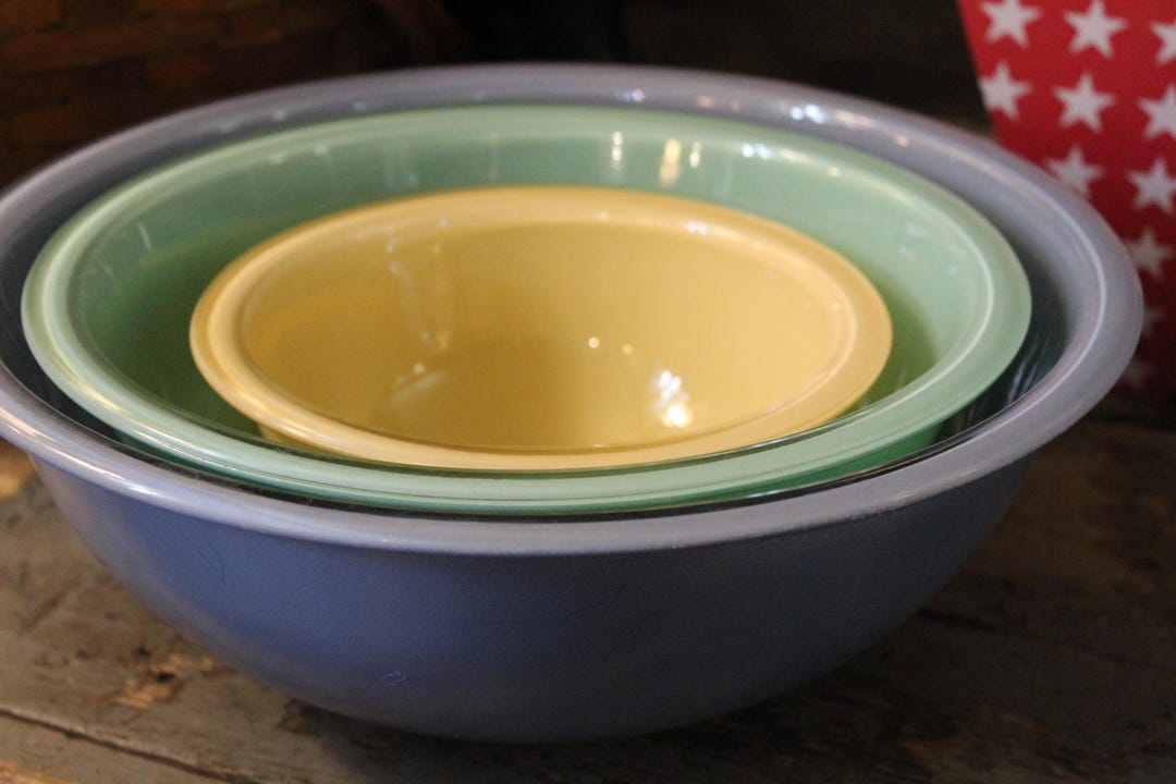 Vintage Pyrex Mixing Bowl Set: Clear Bottom, Primary Colors - Etsy