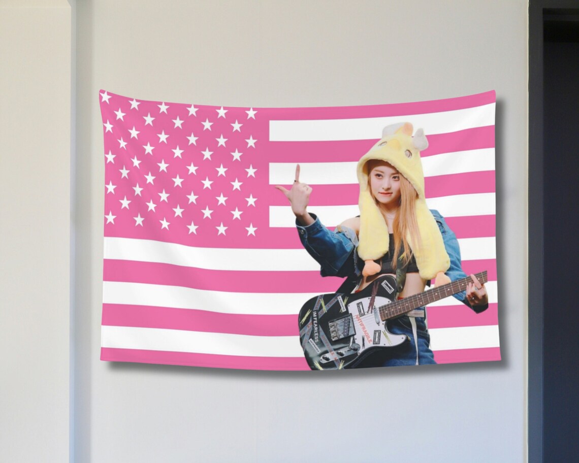 Le Sserafim Yun-jin American Flag, Wall Tapestry Tour 2024, Wall Decor Tapestry , Kpop Funny ...