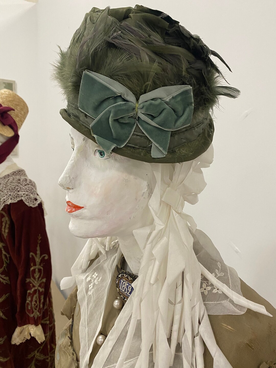 Antique Hat, 1940-1950, USA. Dark Green Feather Top and Velvet Bow on ...