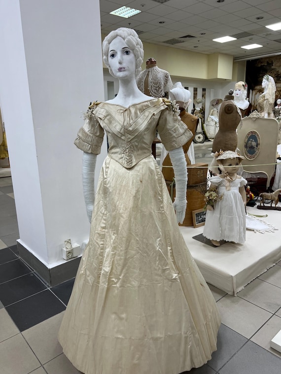 Unique antique costume from 1830. fabric - satin war… - Gem