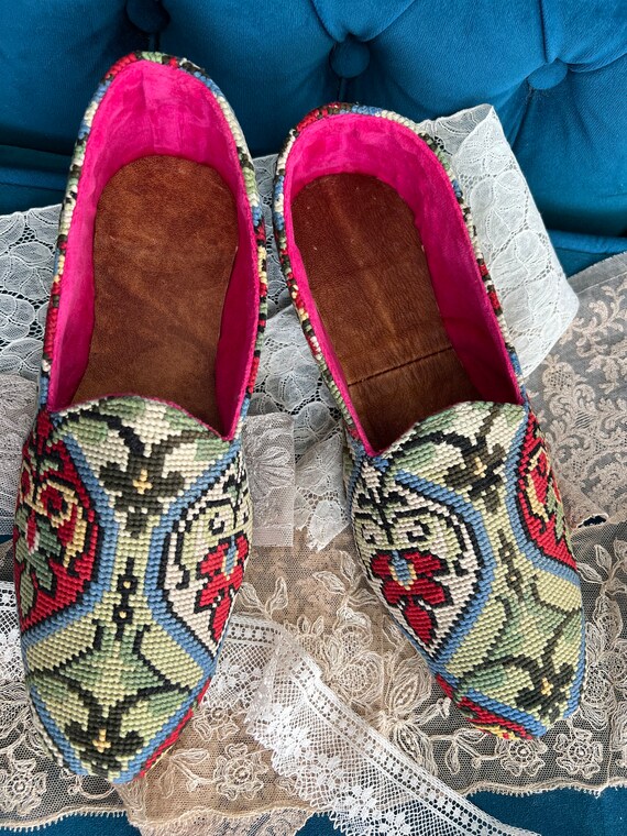 Antique embroidery on slippers, 1900, Europe. A set o… - Gem